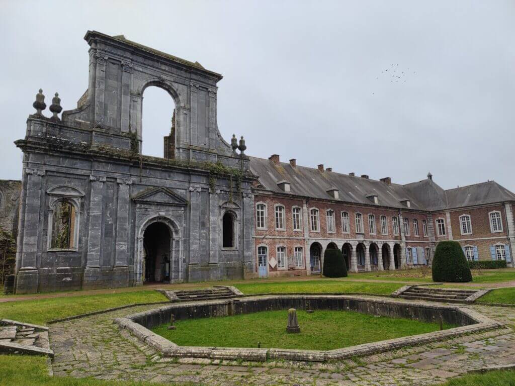 Abadía de Aulne: historia cisterciense en Bélgica
